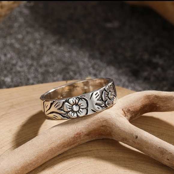 Jewelry | 225vintage Antique Silver Style Chunky Flower Carved Ring Nwt ...